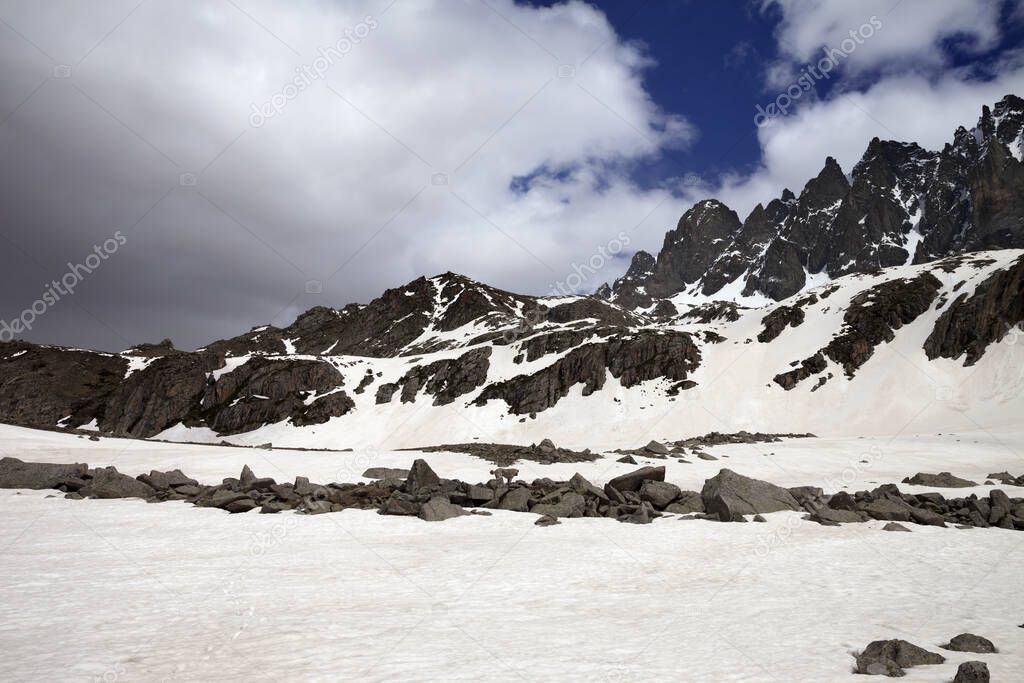 Montaña de nieve y nubes grises antes de la tormenta. Turquía, montañas ...