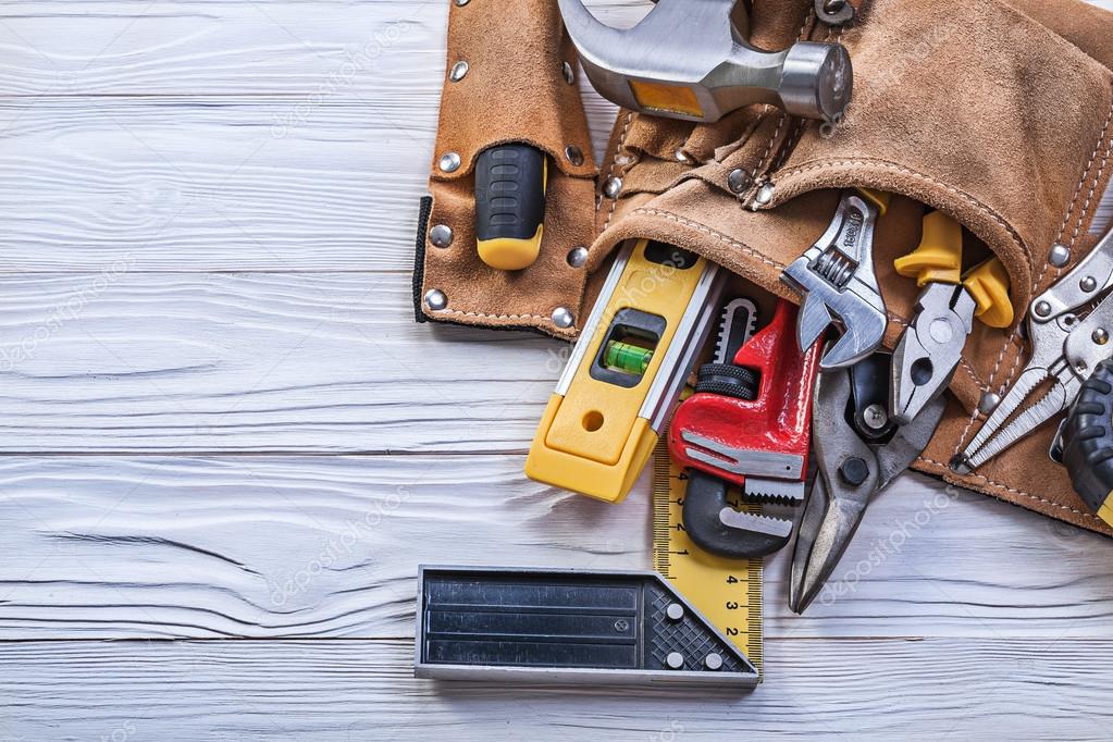Correa de herramientas de cuero marr n con implementos de construcci n en tablero de madera 2024