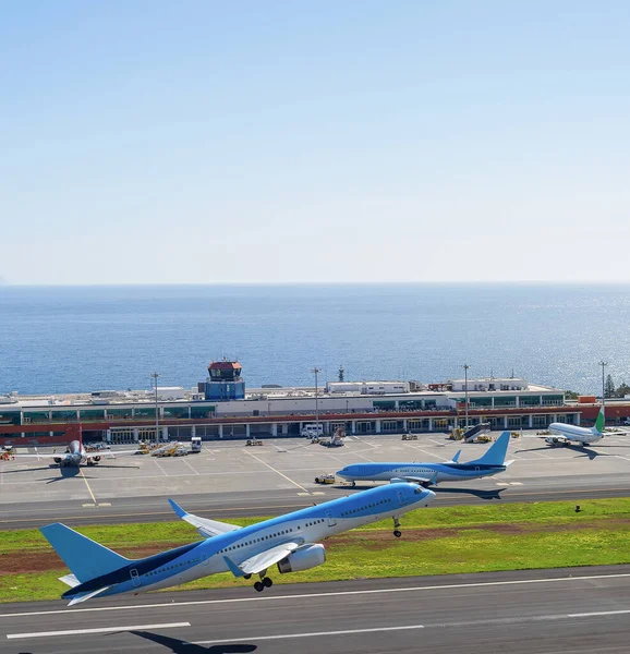 Azores aéroport images libres de droit, photos de Azores aéroport ...