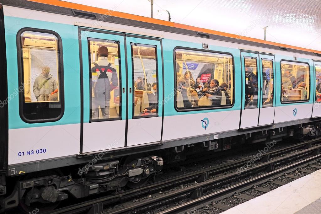 Metro train in Paris – Stock Editorial Photo © uatp12 #101455476