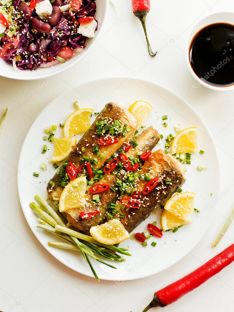 Pescado de merluza al horno con hierbas y especias, salsa de soja. Dof ...