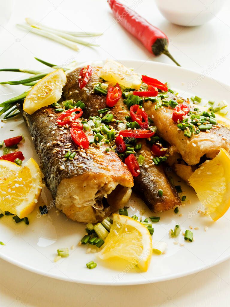 Pescado de merluza al horno con hierbas y especias, salsa de soja. Dof ...