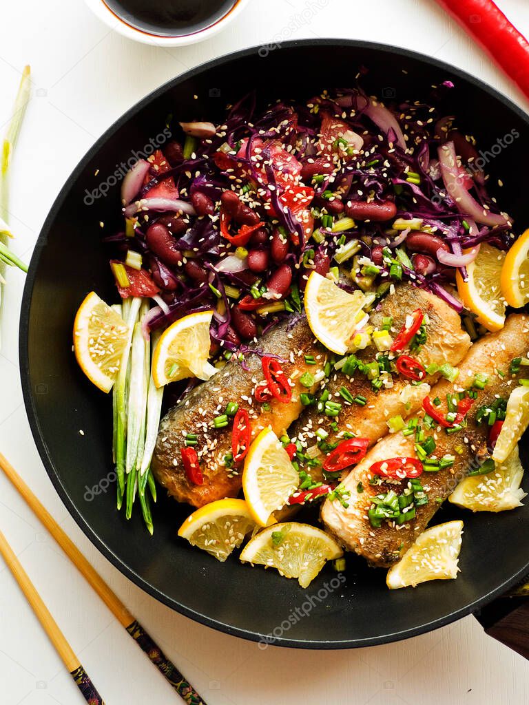 Pescado de merluza al horno con hierbas y especias, salsa de soja. Dof ...