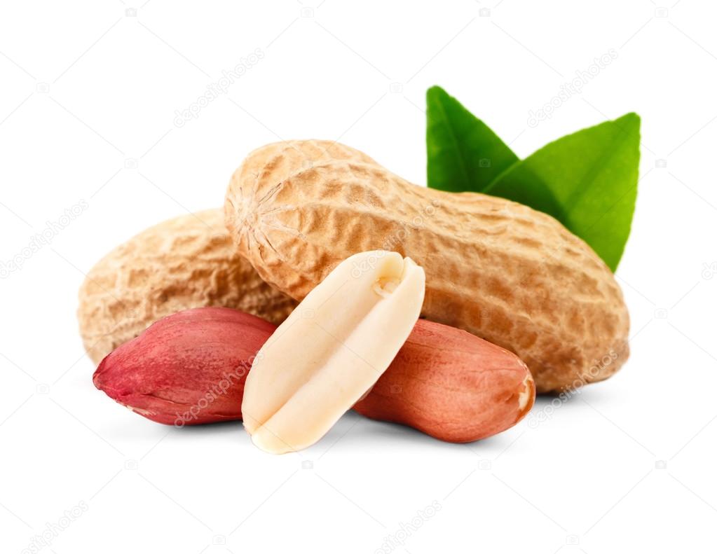 Cacahuetes y cáscara con hoja verde. Aislado sobre un fondo blanco ...