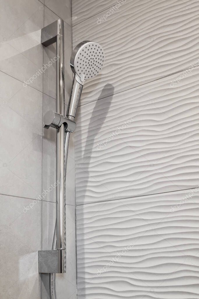 vista de cerca de la esquina del puesto de ducha con soporte para la ...