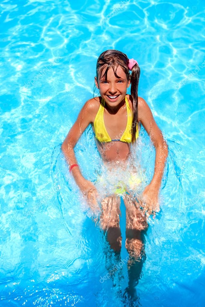 Piscina Infantil En La Piscina Fotografía De Stock © Poznyakov 75151159 Depositphotos