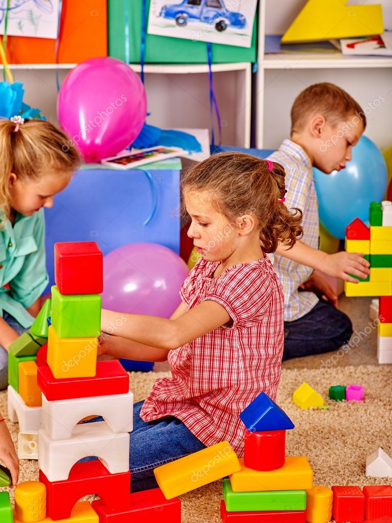 Grupo de niños juntos están jugando con bloques en el jardín de ...
