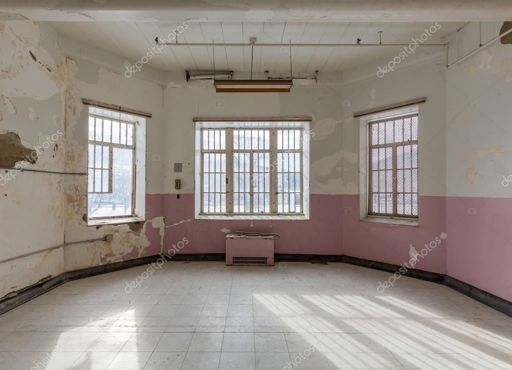 Habitación vacía dentro del manicomio lunático Trans-Allegheny ...