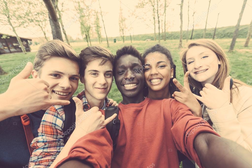 Group of multiethnic teenagers taking a selfie at park — Stock Photo ... Group of multiethnic teenagers taking a selfie at park — Stock Photo ...