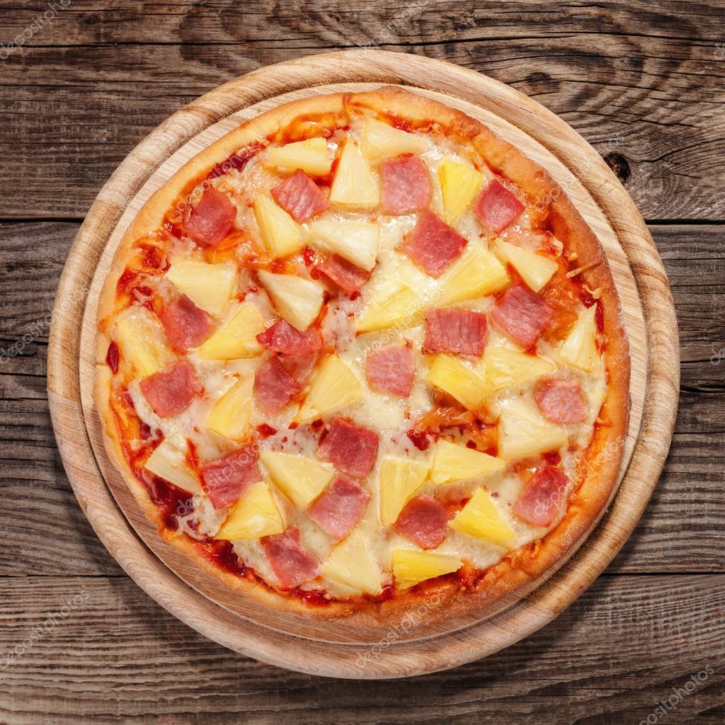 Pizza hawaiana en la mesa vieja 2024