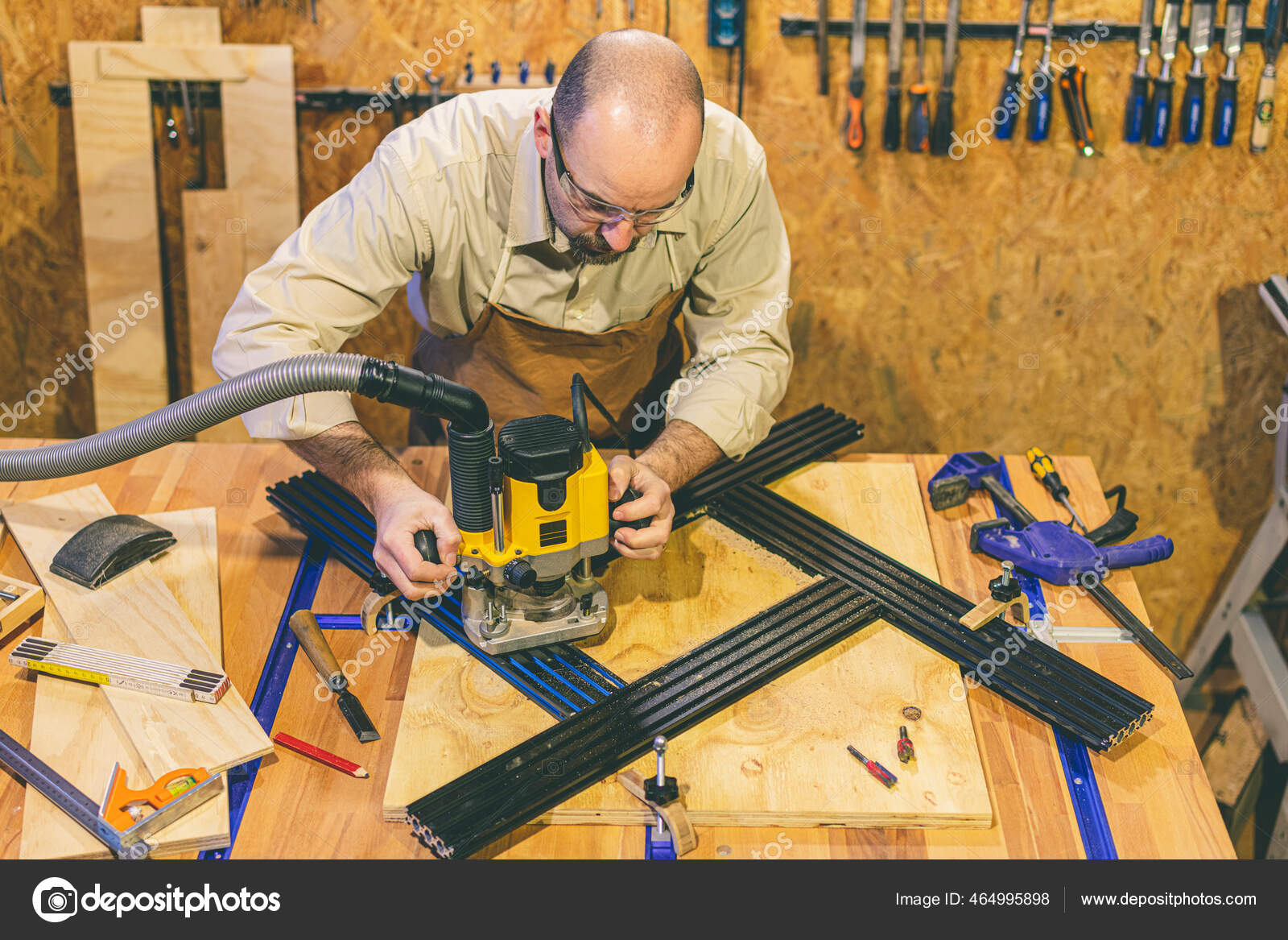 Wood Craftsman Using Vertical Milling Machine — Stock Photo © jukai5 ...