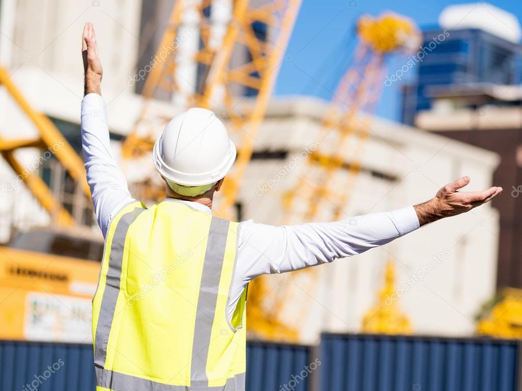 Ingeniero constructor en la obra — Foto de stock #100936800 © SergeyNivens