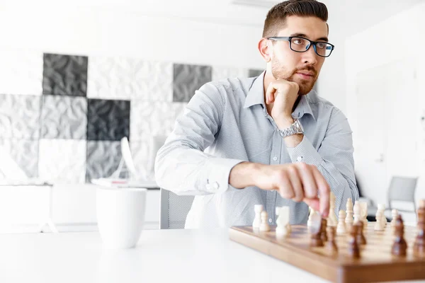 Hombre jugando ajedrez fotos de stock, imágenes de Hombre jugando ajedrez sin royalties ...