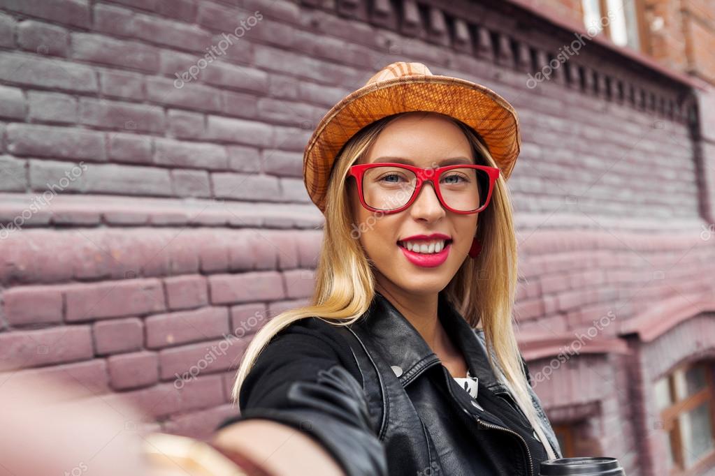 Girl visiting tourist attractions — Stock Photo © SergeyNivens #101415972