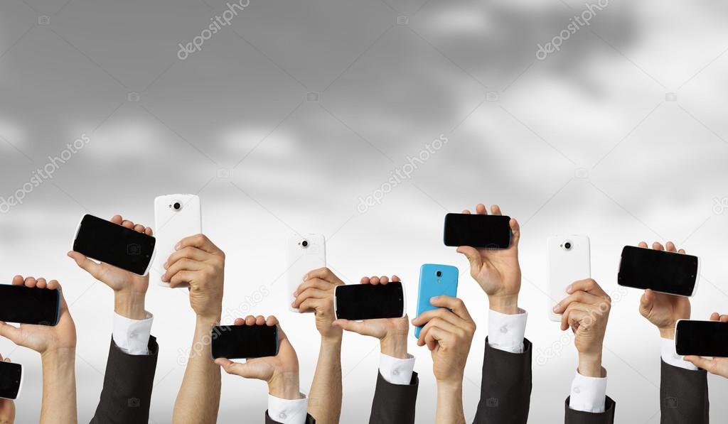 Folle di persone con il telefono in mano - Foto Stock: Foto, Immagini ...
