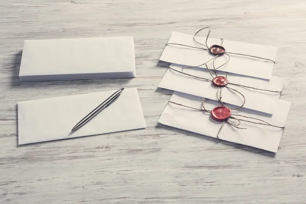 Fotos de Entregando carta, Imagens de Entregando carta sem royalties ...