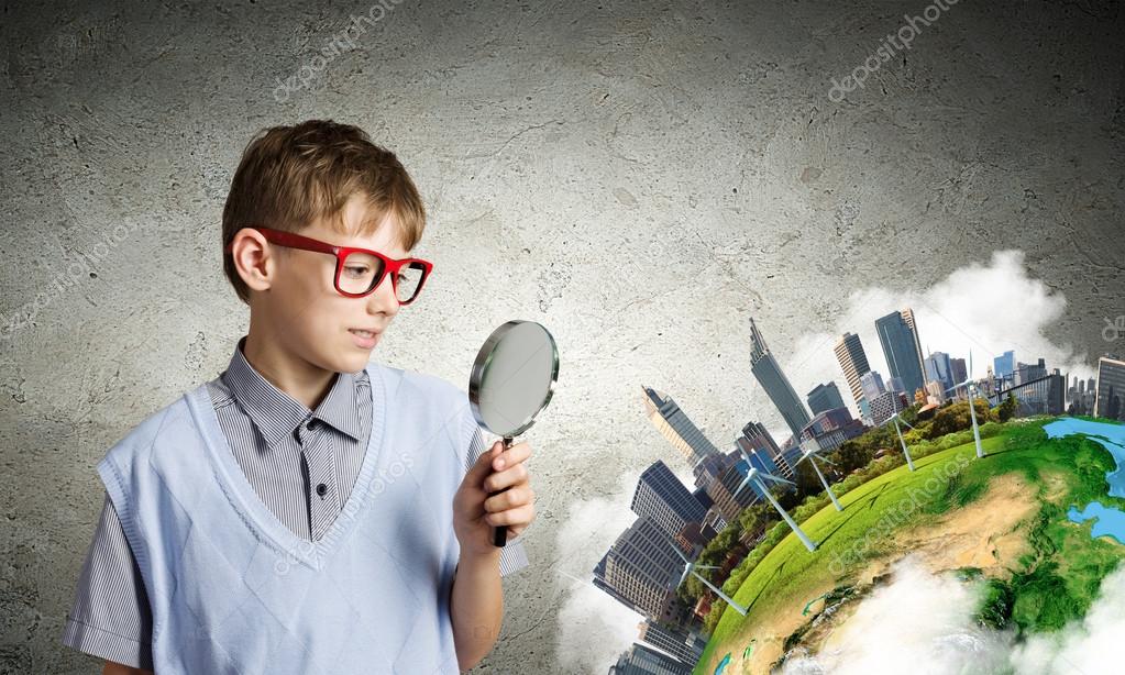 Niño explorando mundo 2023