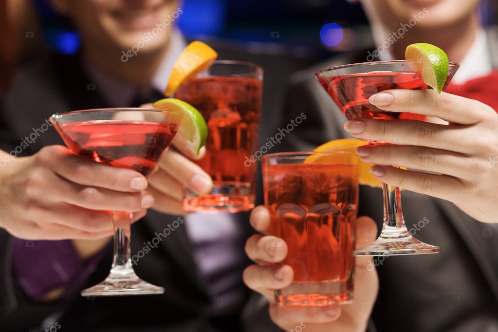 Personas teniendo fiesta de cóctel 2024