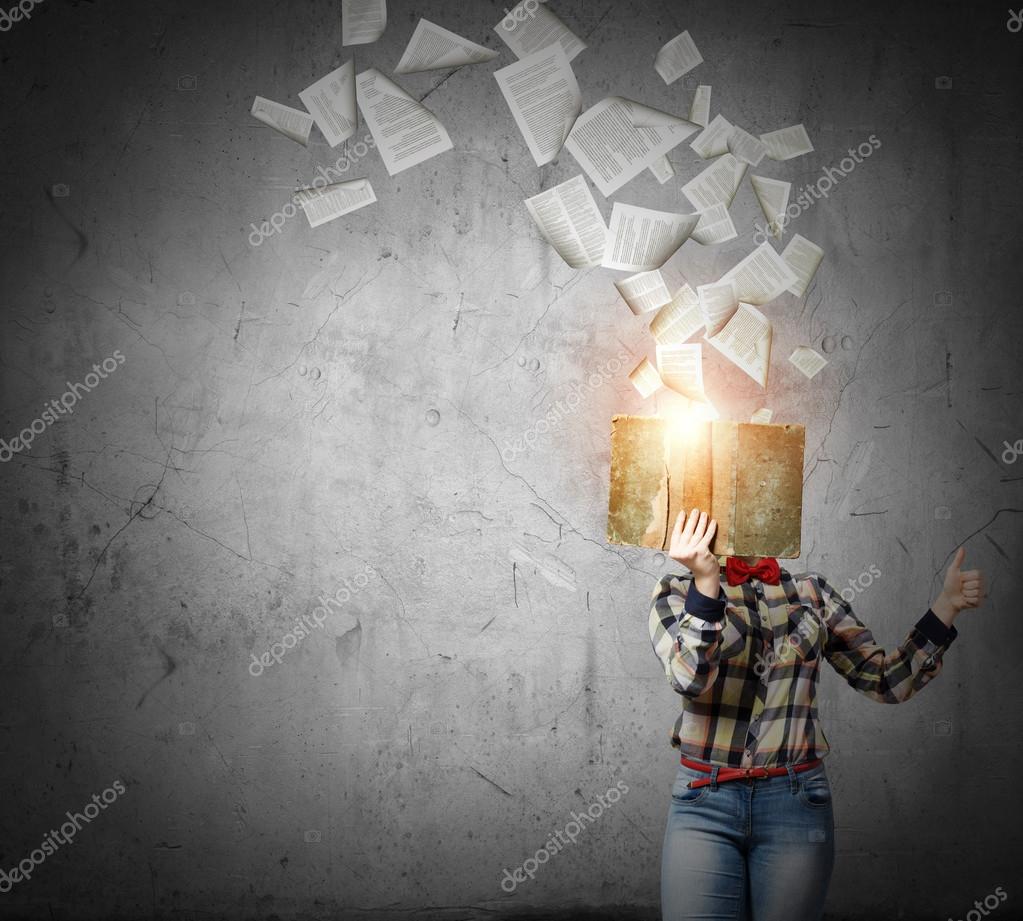 Mujer escondiendo la cara detrás del libro 2024