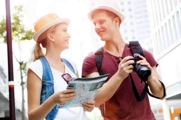 Feliz casal de turistas images libres de droit, photos de Feliz casal ...