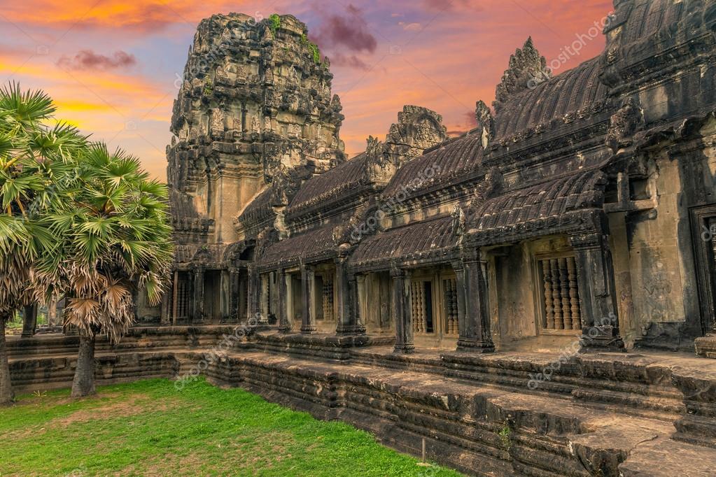El antiguo templo Khmer de Angkor Wat al atardecer. 2023