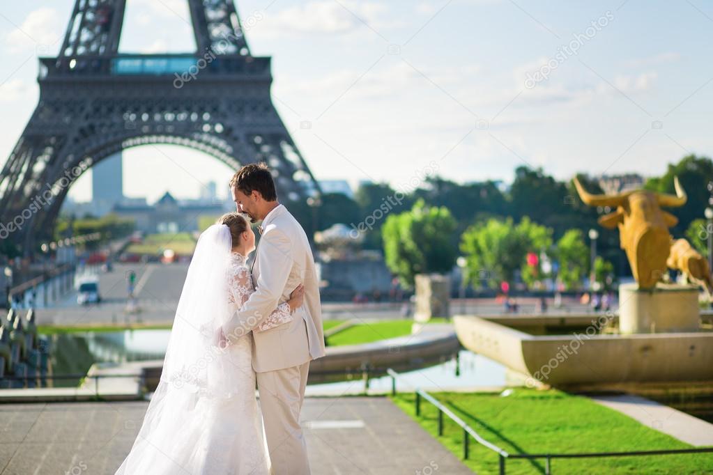 Just married couple in Paris Stock Photo by ©encrier 56445263