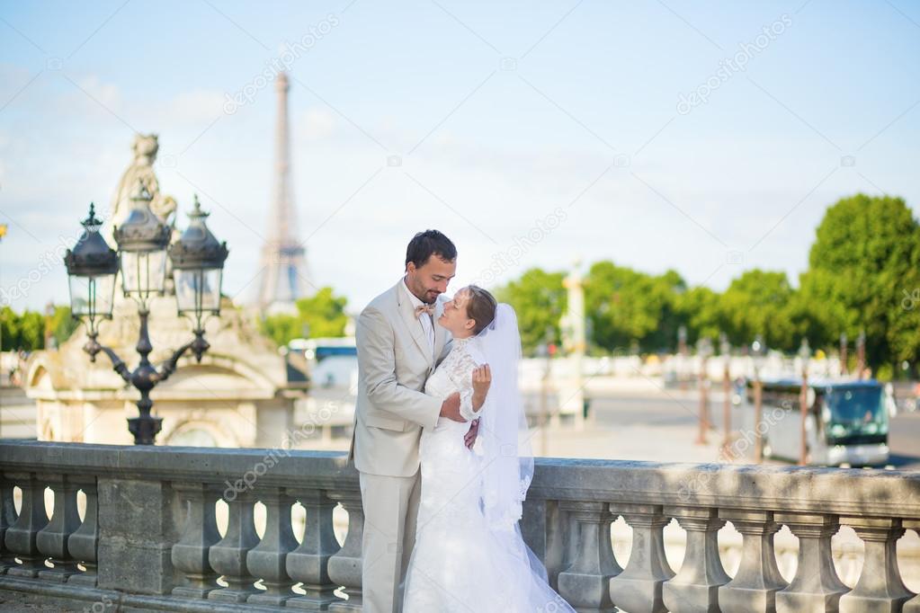 Just married couple in Paris Stock Photo by ©encrier 56445781