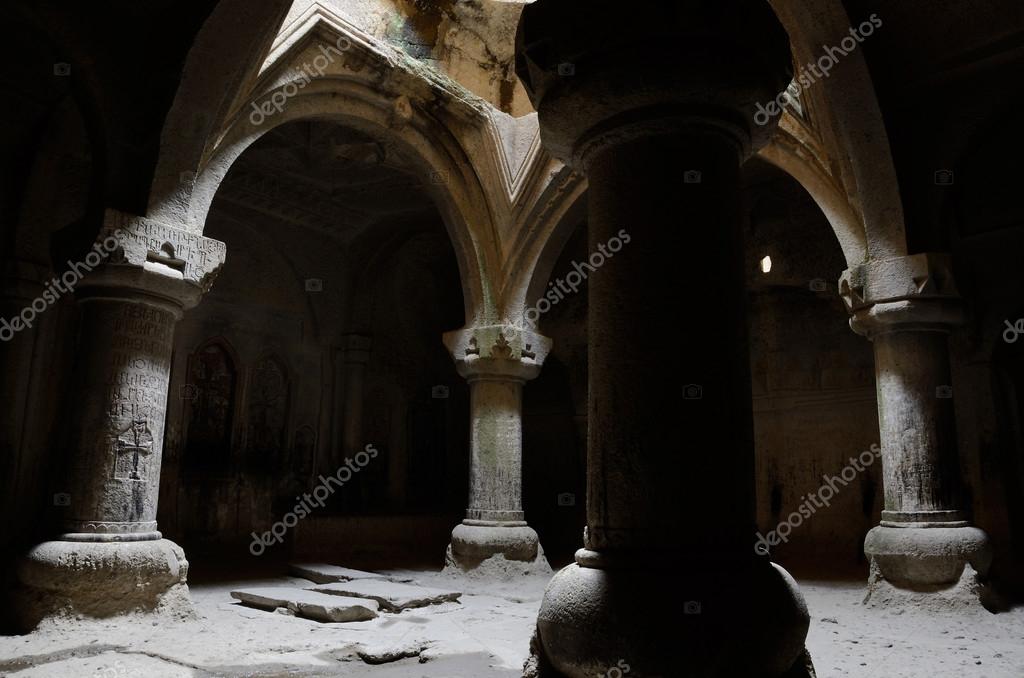 Interior del templo cristiano medieval Geghard con columnas e ...