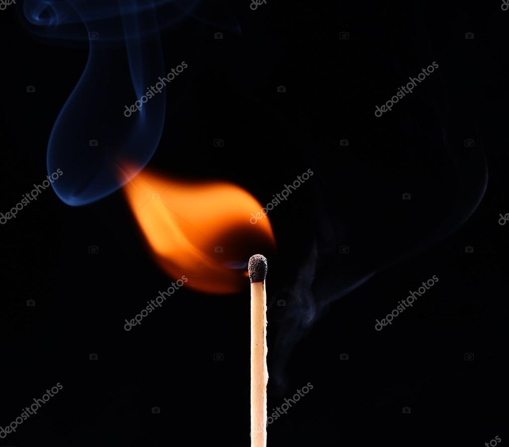 Encendido de una cerilla, con humo sobre fondo oscuro 2023