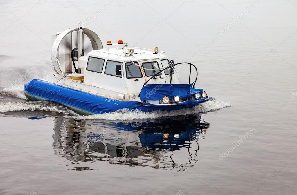 Hovercraft transporter at the Volga river in winter day — Stock Photo ...