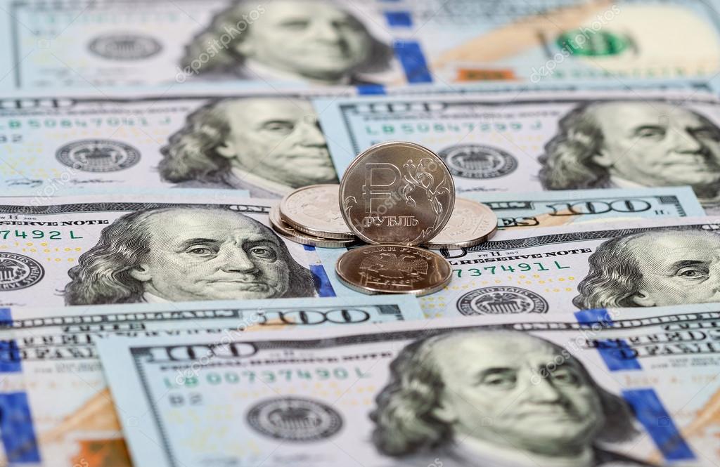 Monedas de rublos rusos y billetes de dólares en primer plano 2023