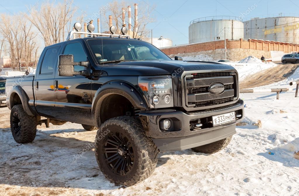 Tout terrain 4x4 voiture Ford sur la route dans le gros plan hiver ...
