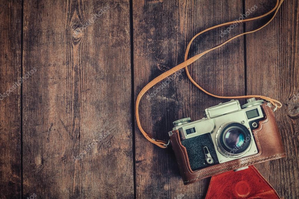 Old retro vintage camera on grunge wooden background — Stock Photo ...