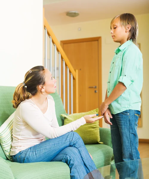 Madre reprendiendo hijo adolescente 2024