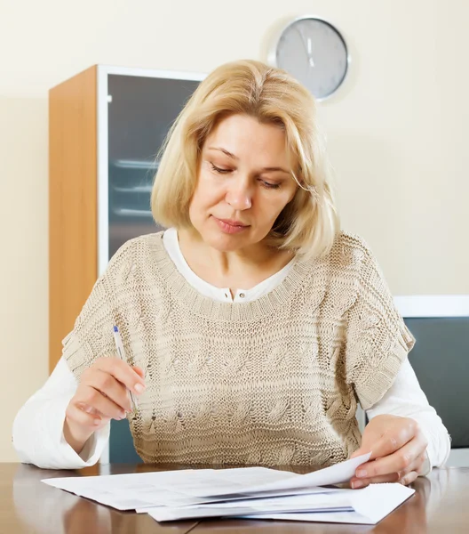 Mujer rellenando documentos fotos de stock, imágenes de Mujer ...