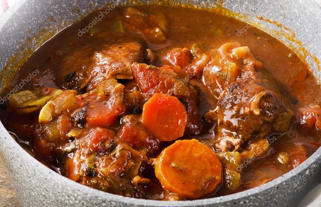 Guiso de carne casera con verduras. 2024