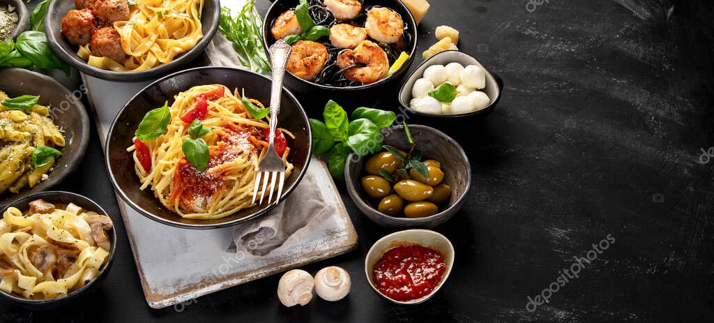 Surtido de pasta italiana con salsas tradicionales para la cena sobre ...