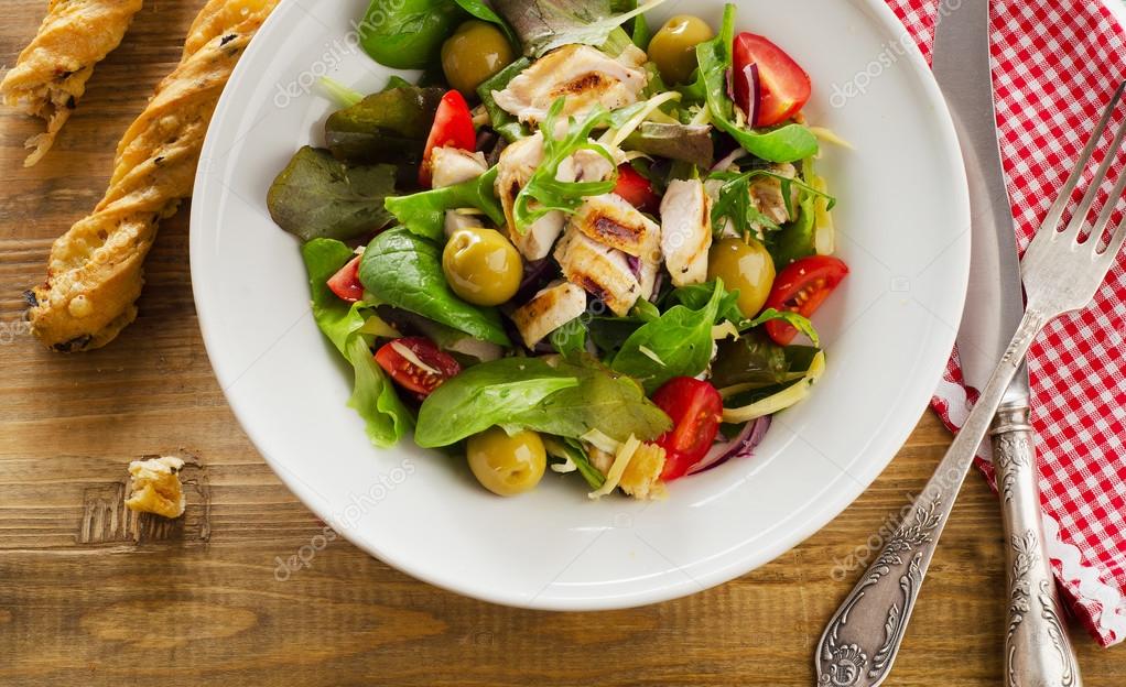 Ensalada saludable de pollo en la mesa 2024