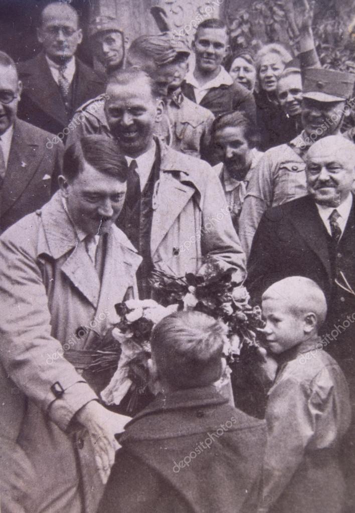 Adolf Hitler hugging children during a meeting — Stock Editorial Photo ...