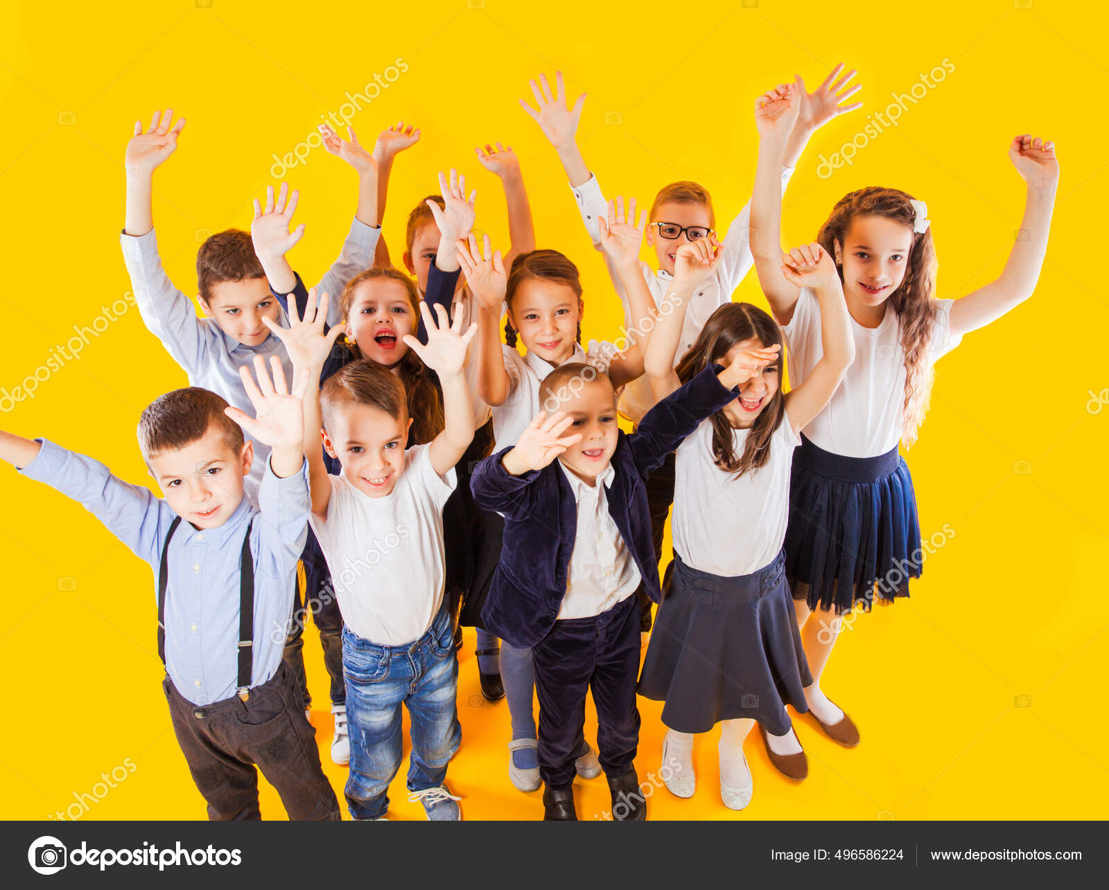Niños y niñas felices, listos para volver a la escuela — Foto de stock ...