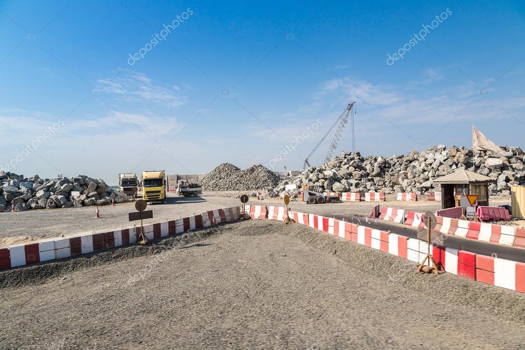Construction work in Dubai – Stock Editorial Photo © bloodua #110816216