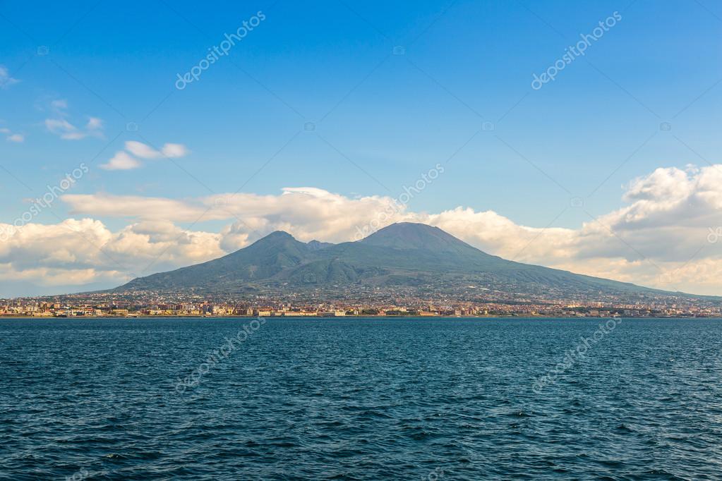 Mount Vesuvius in Naples, Italy — Stock Photo © bloodua #71978359
