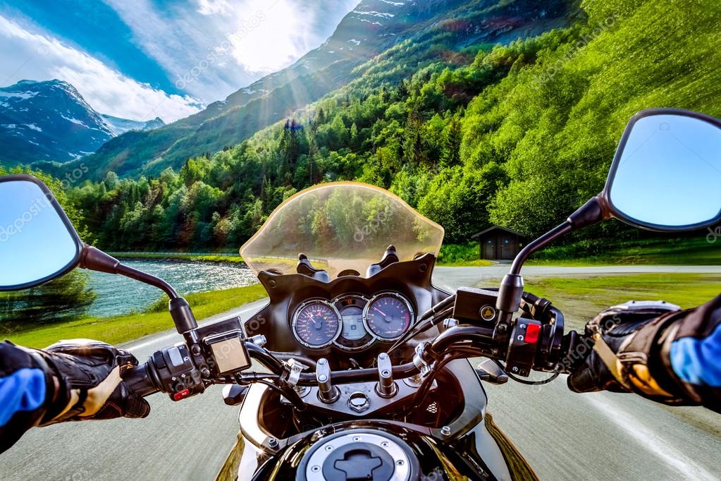 Motociclista Primera persona view.Biker conducir una motocicleta paseos ...