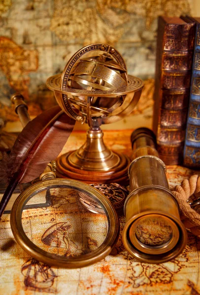 Vintage magnifying glass lies on an ancient world map — Stock Photo ... Vintage magnifying glass lies on an ancient world map — Stock Photo ...