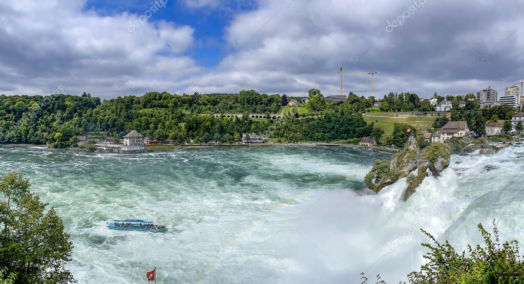 Poderosos rápidos blancos del río Rin en las cataratas del Rin, la ...