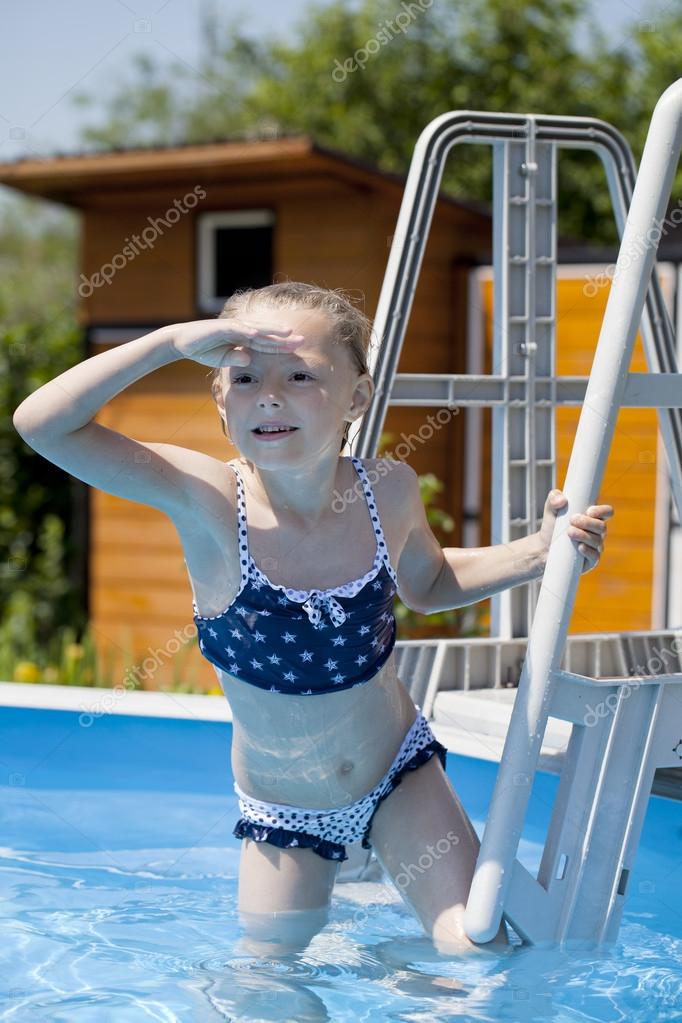 Barn Flicka I Blå Bikini Nära Poolen Het Sommar — Stockfotografi
