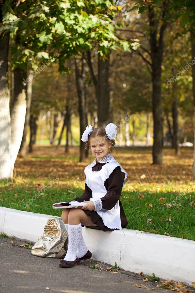 Portrait of a beautiful young first-grader in a festive school u Stock ...