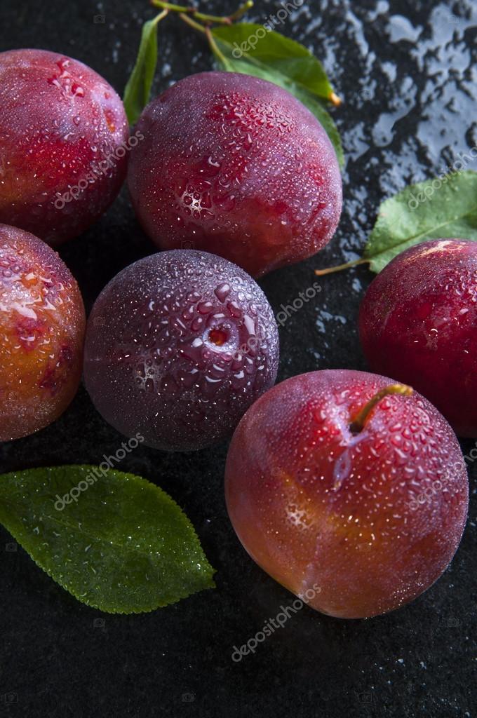 Ripe plums with leaves — Free Stock Photo © nanka-photo #83586760
