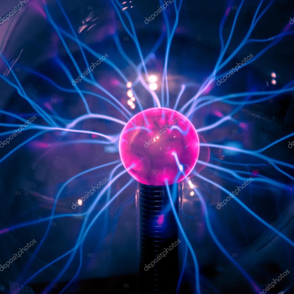 Raios de bola de plasma no escuro fotos, imagens de © gilmanshin #122453792