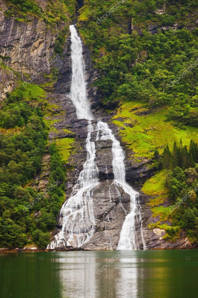 Cascada en el fiordo de Geiranger - Noruega 2024